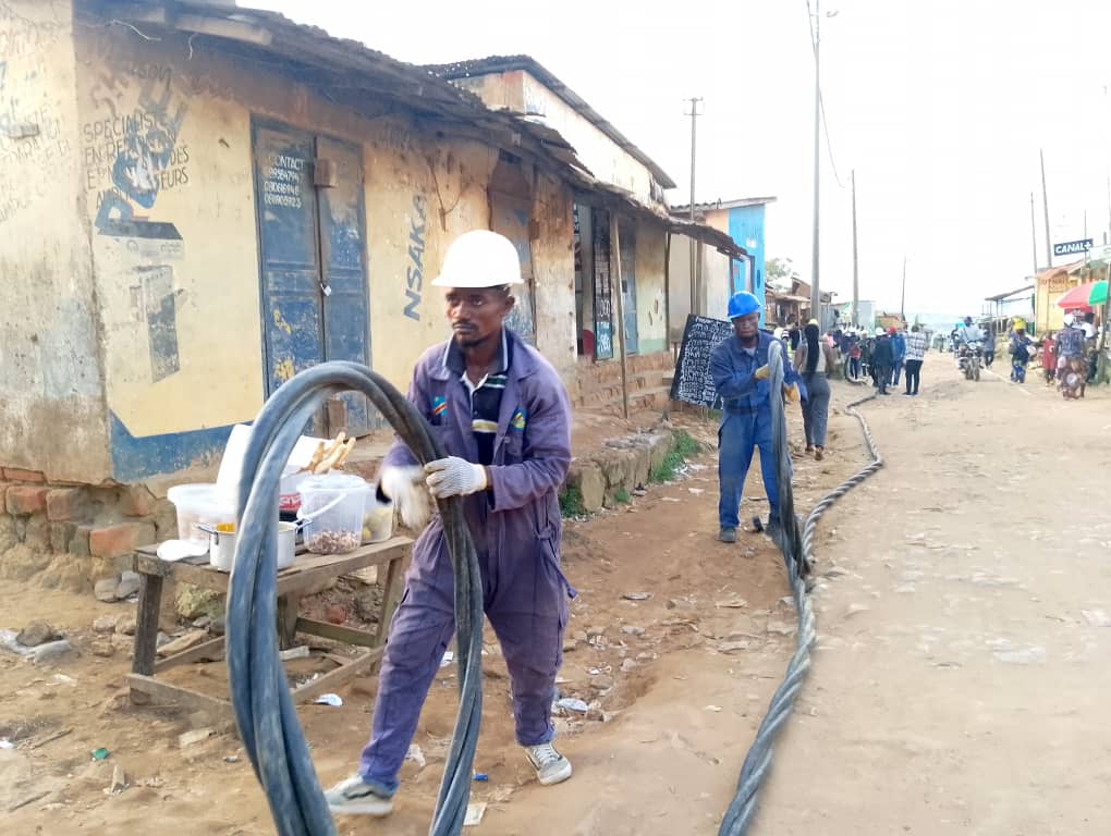 Daniel Mukoko Samba offre 100 mètres de câble torsadé à la REGIDESO ...